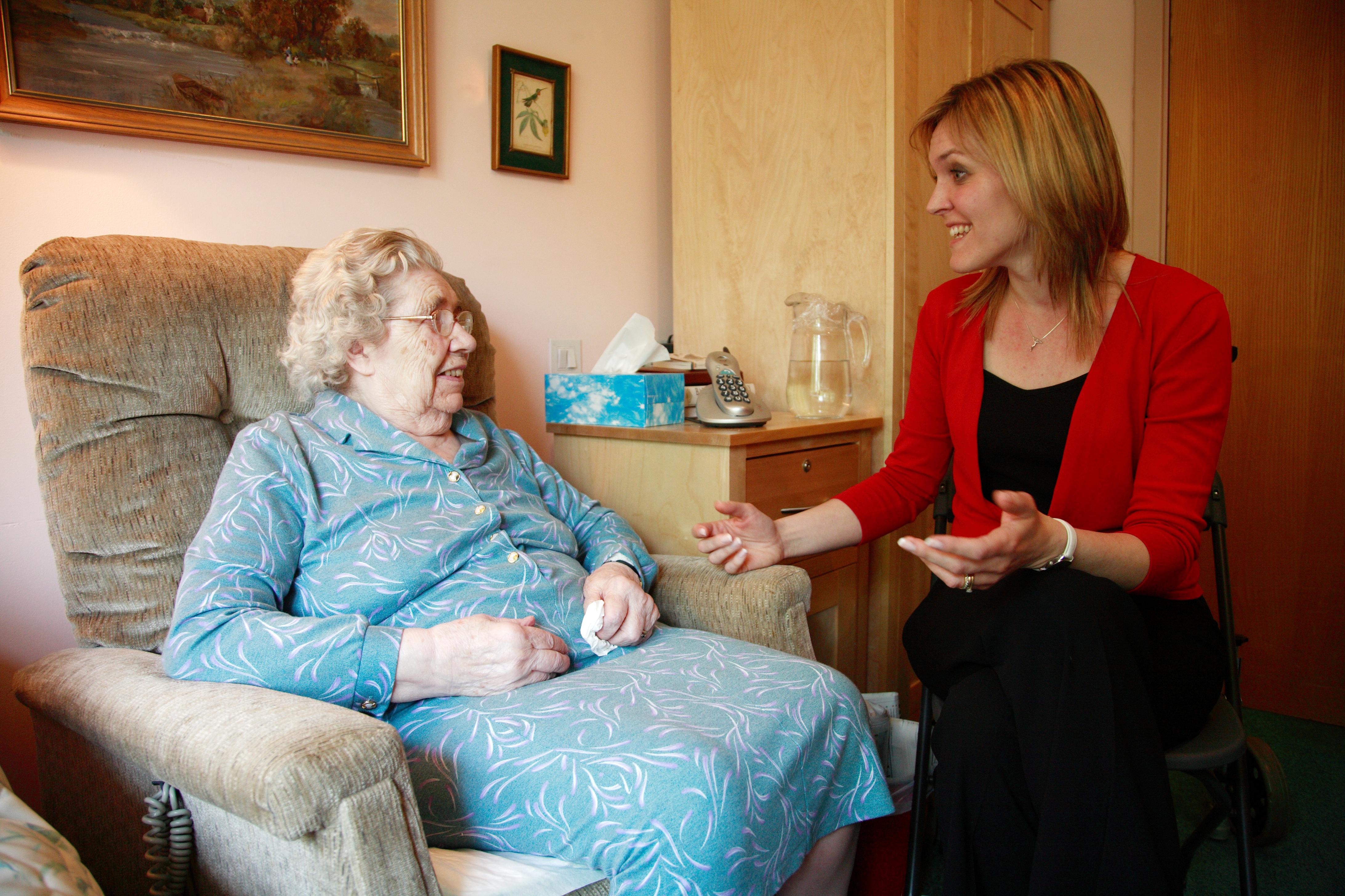photo_-_susan_interviewing_in_care_home - Cicely Saunders International